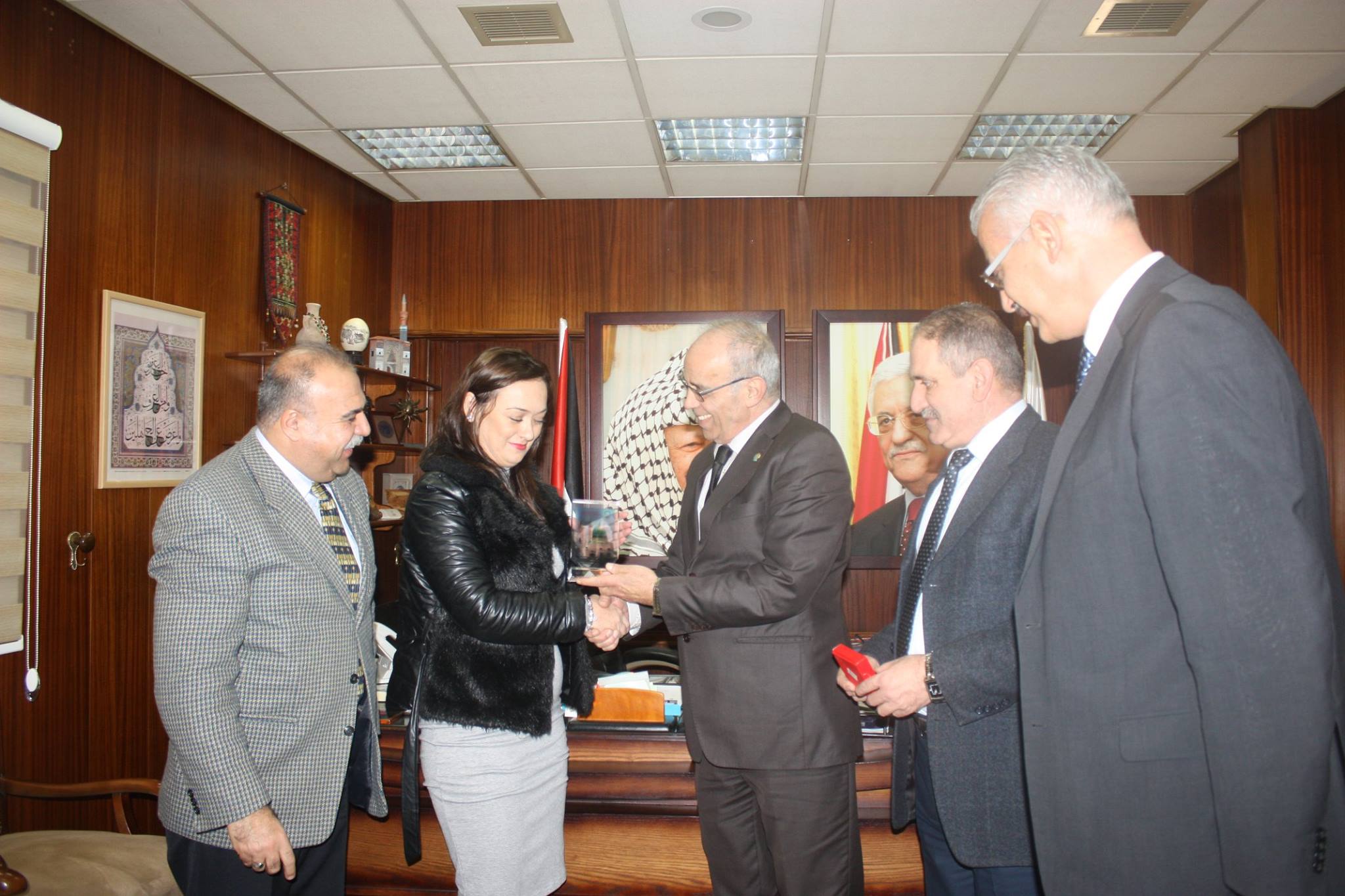 دوز - رئيس بلدية نابلس يبحث توقيع توأمة مع ممثلة رومانيا